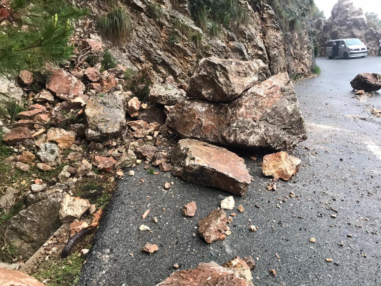 Tráfico en Mallorca: Desprendimiento de rocas en Formentor (Pollença)