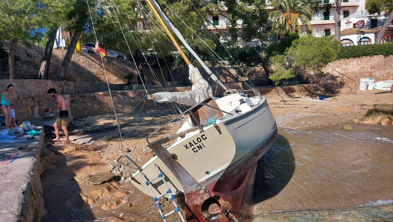 Barco encallado en Mallorca: Cala Fornells