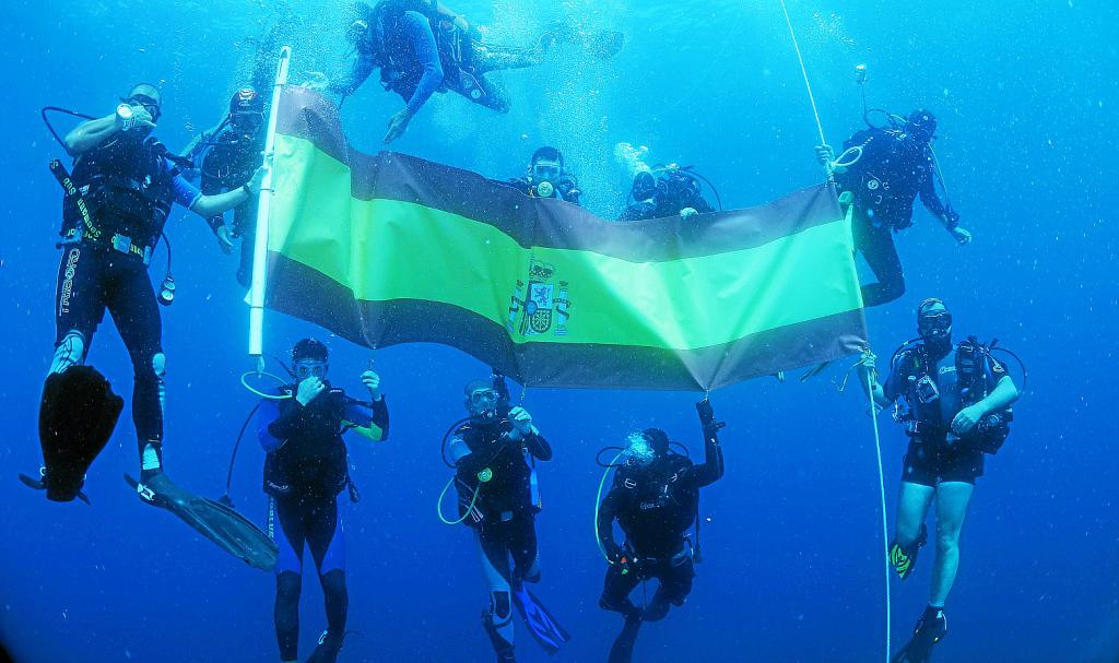 La bandera en el fondo del mar