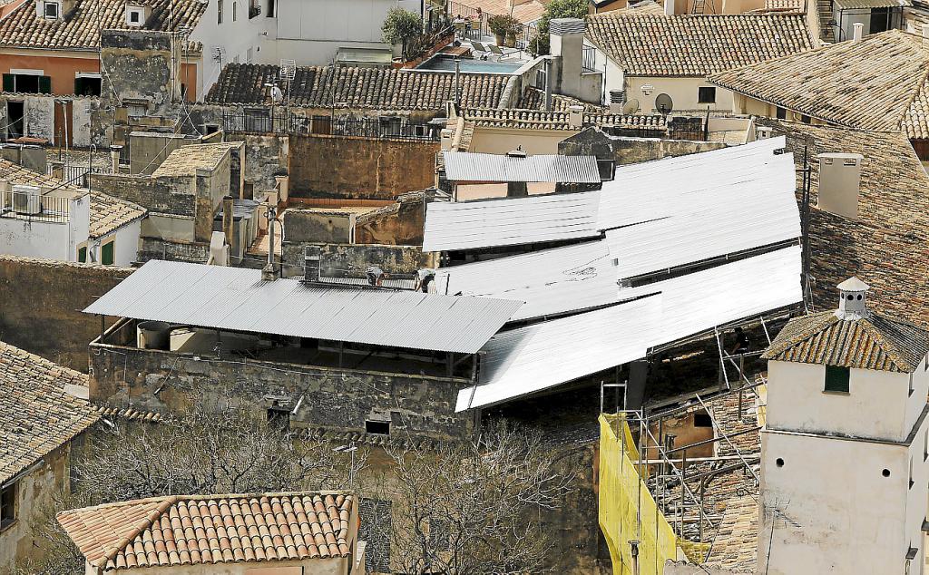 Una cubierta metálica protege el tejado de Can Olesa