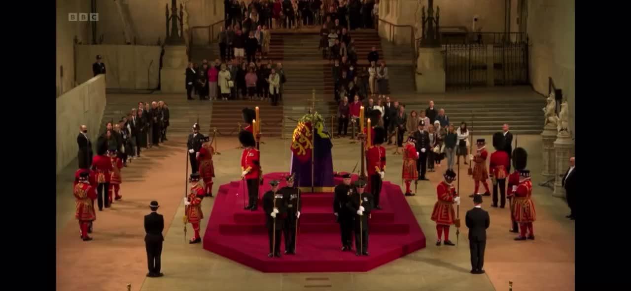 Isabel II | El momento en el que un guardia real se desmaya en el ...