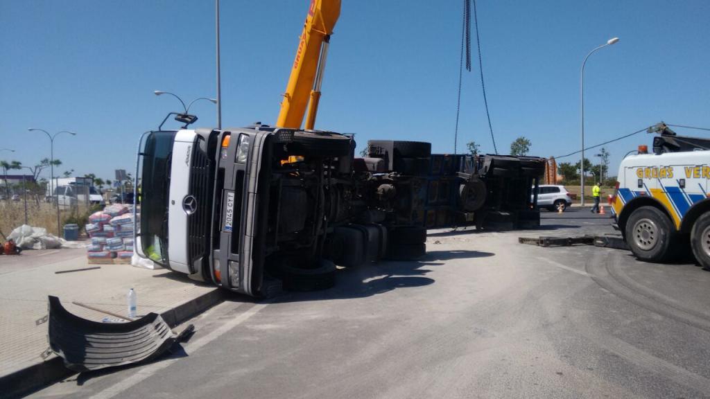 Vuelca un camión en el Camí Fondo