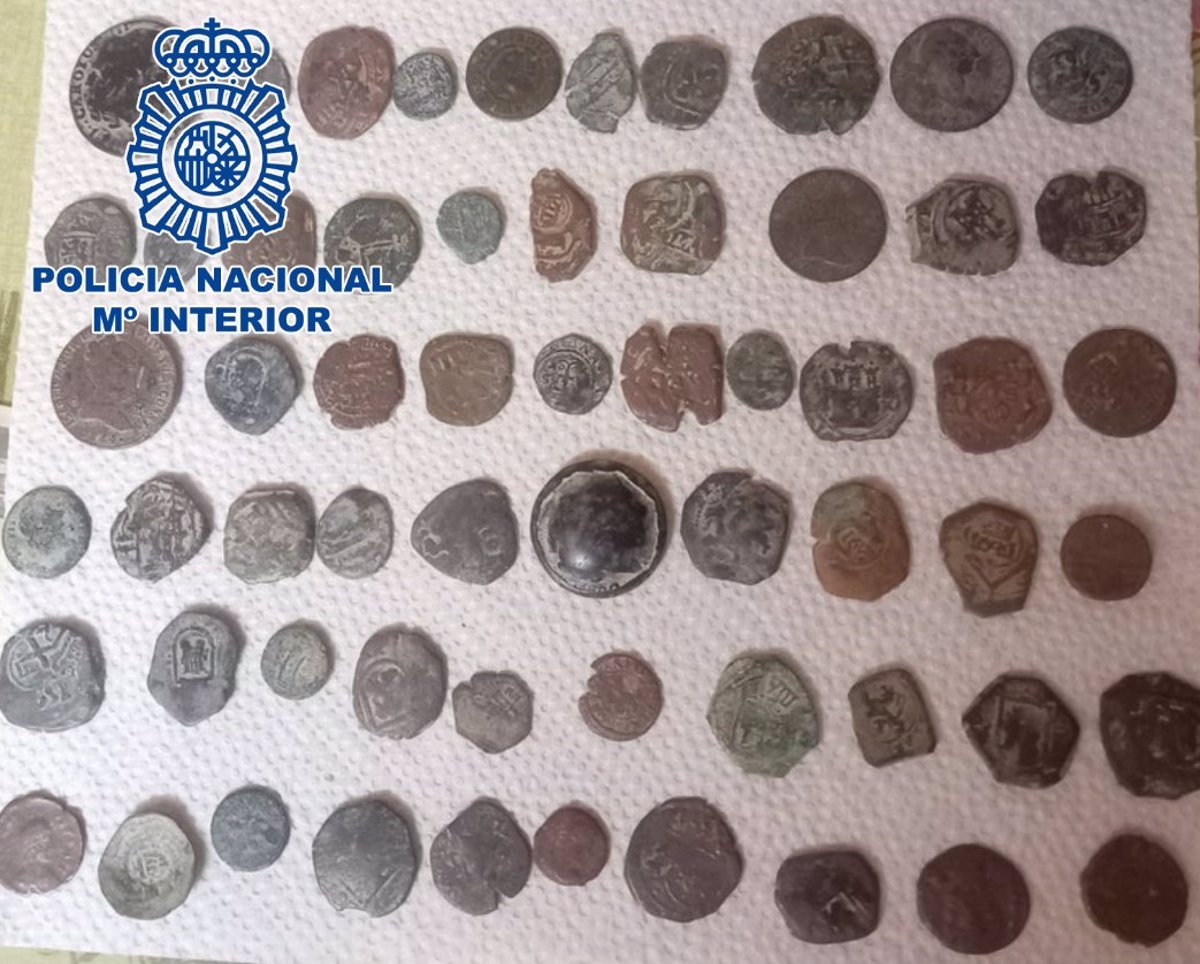 La Policía Nacional de Córdoba frustra una venta de 127 monedas de los ...