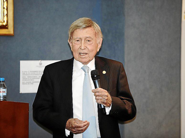 Médicos de Baleares | El doctor Alfonso Ballesteros revisa el ‘Lenguaje ...