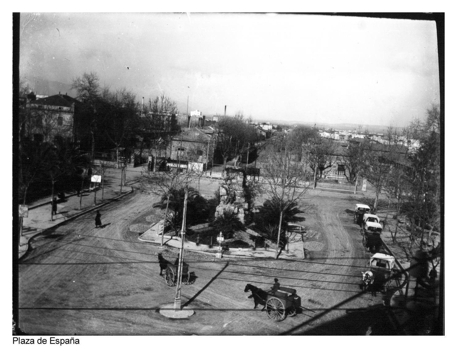 Fotogalería: Un recorrido en el tiempo por Plaça d'Espanya, en imágenes