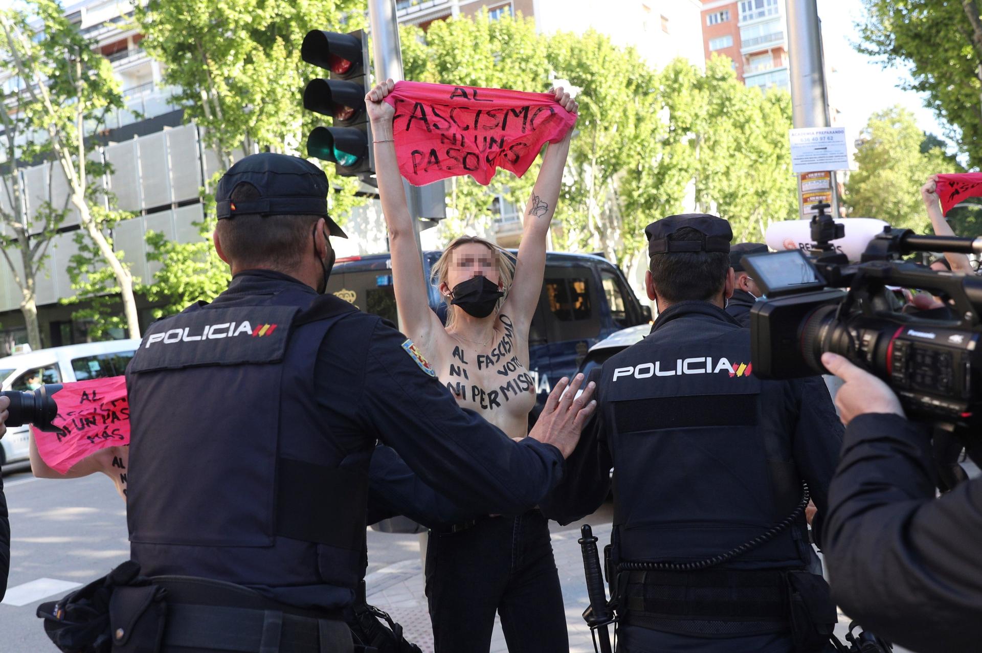 Femen | Un policía, citado a declarar por agarrar de los senos a una ...