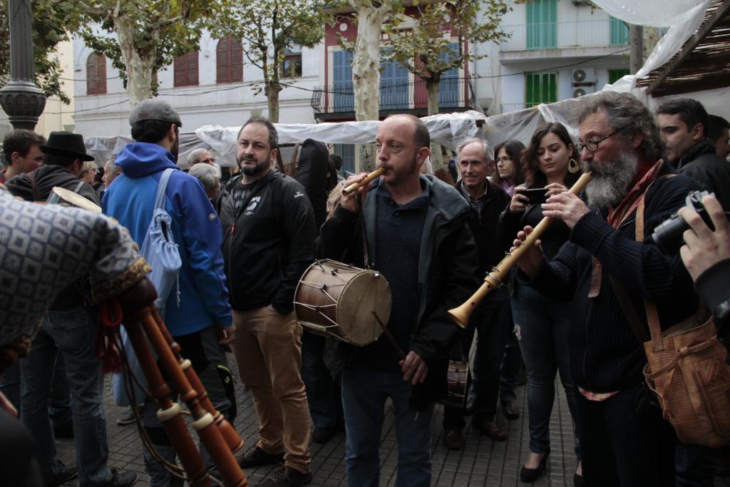 La Plaça Major se llena de ambiente al son de las ‘xeremies’ y los ...