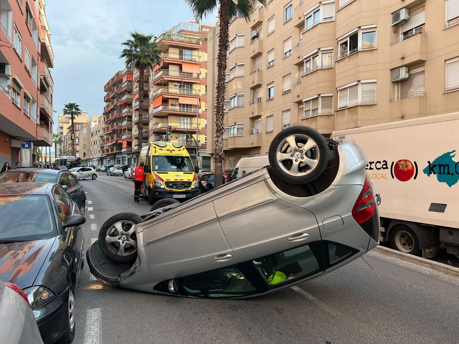 Accidente en Palma: coche volcado en General Riera