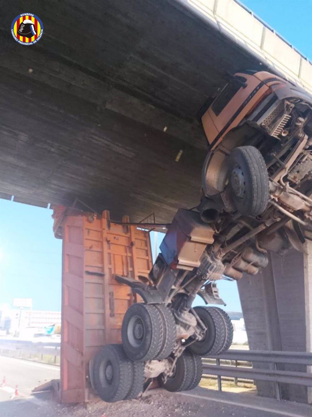 Rescatan al conductor de un camión atrapado en la cabina bajo un puente en la A-3, en Mislata