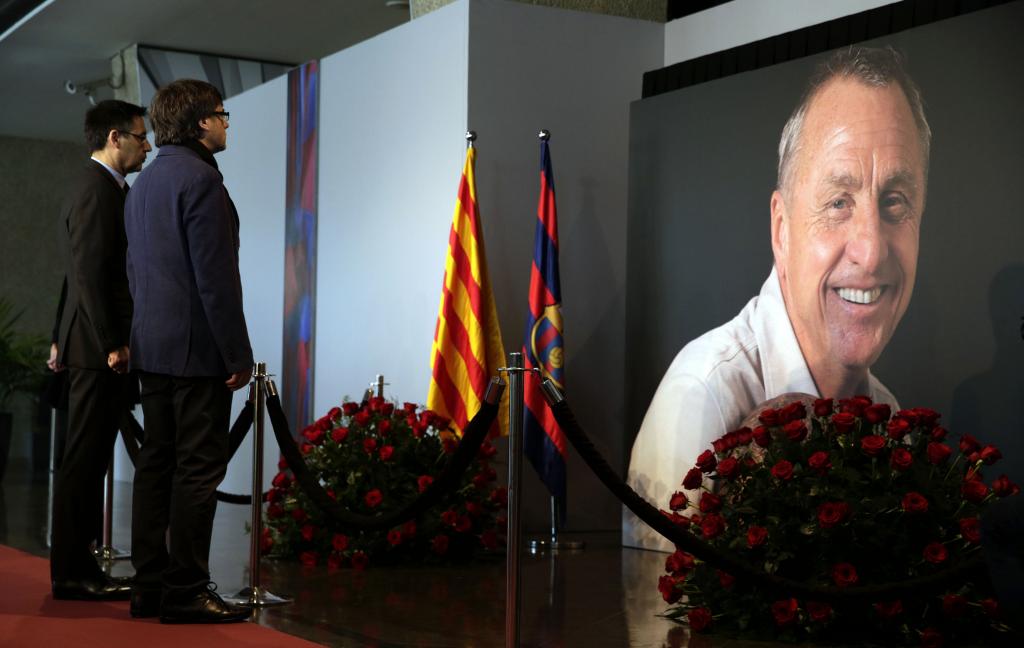 Sentido homenaje a Johan Cruyff en el Camp Nou