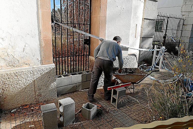 Okupas en Mallorca | Gobierno central inicia el tapiado del cuartel de ...