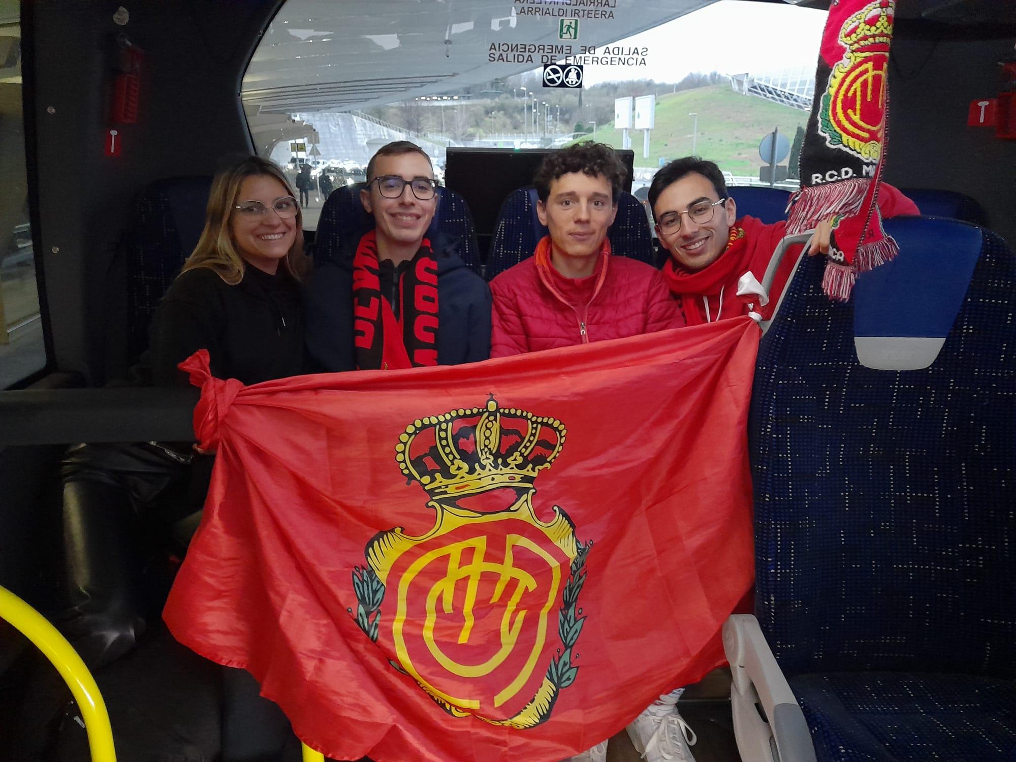 Fotogalería: Imágenes de los aficionados del Real Mallorca en San Sebastián