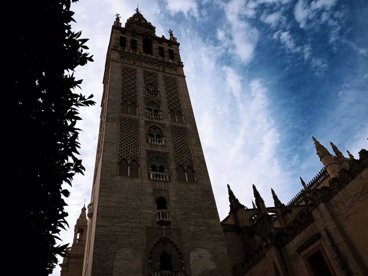 Interceptada una pareja que escalaba la Giralda de Sevilla de madrugada ...