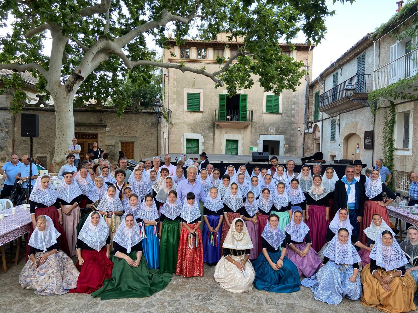 Así fue la celebración de Michael Douglas con la 'gent gran' de Valldemossa