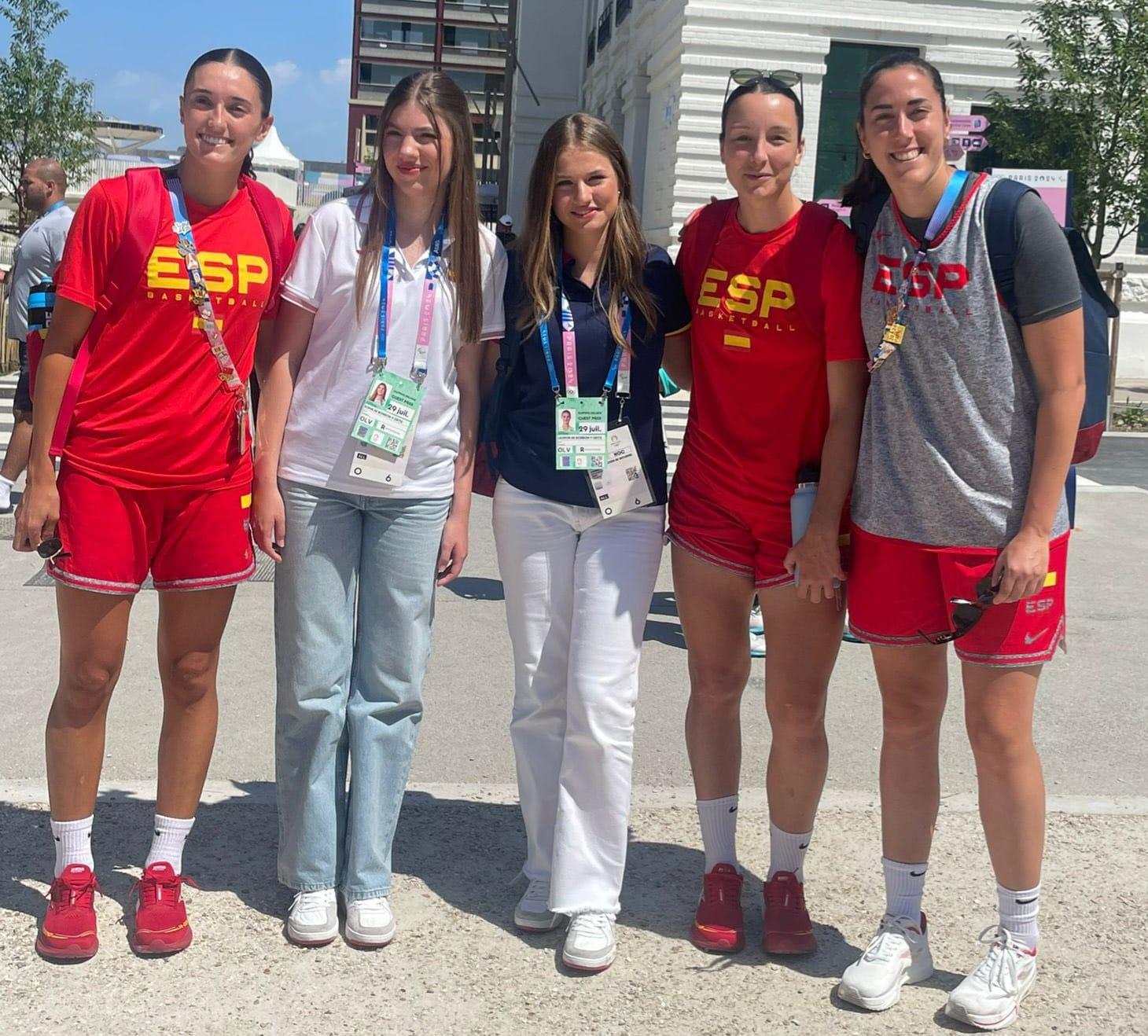 París 2024 | Juana Camilion, con la infanta y la princesa de Asturias