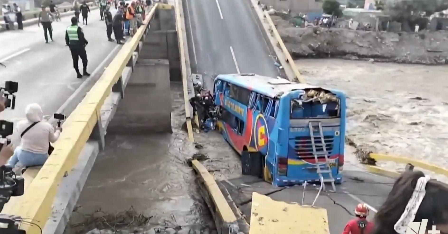 Al menos dos muertos al colapsar un puente al norte de Lima y caer un autobús al río