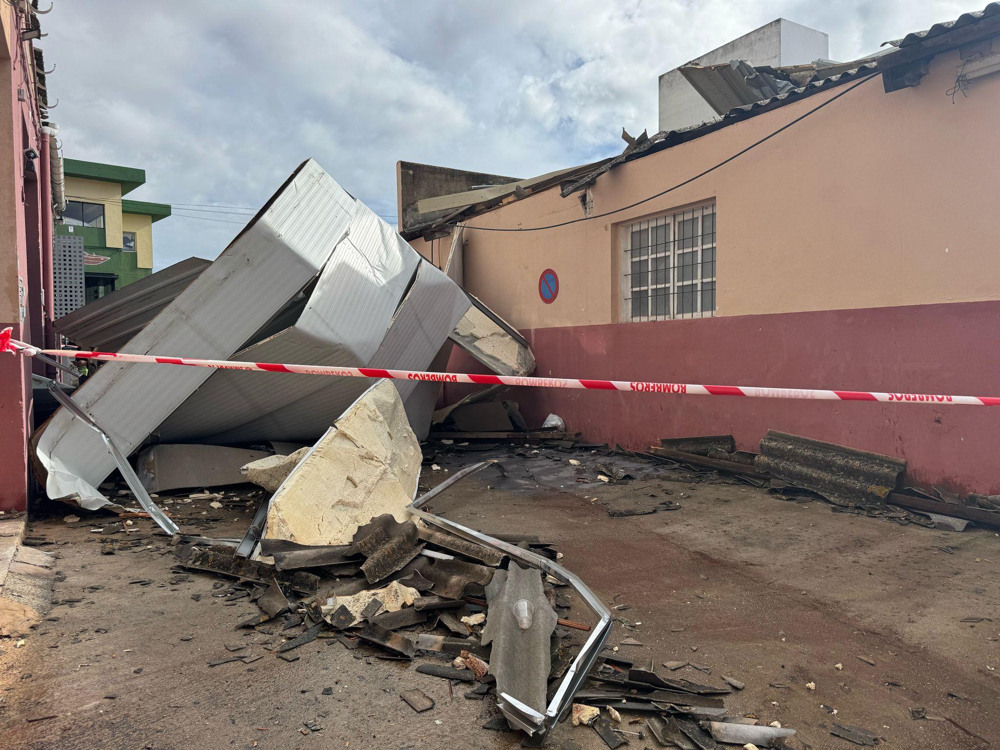 Una fuerte racha de viento desmantela el tejado de una nave del polígono de Can Valero