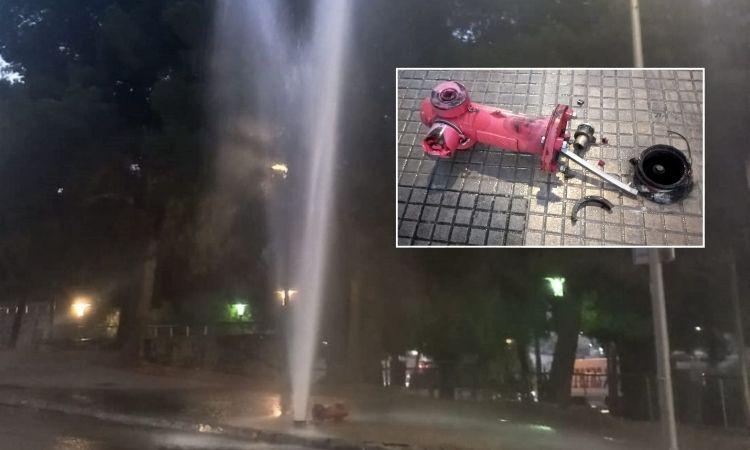 Espectacular escape de agua en Porto Pi tras el impacto de un coche que se dio a la fuga
