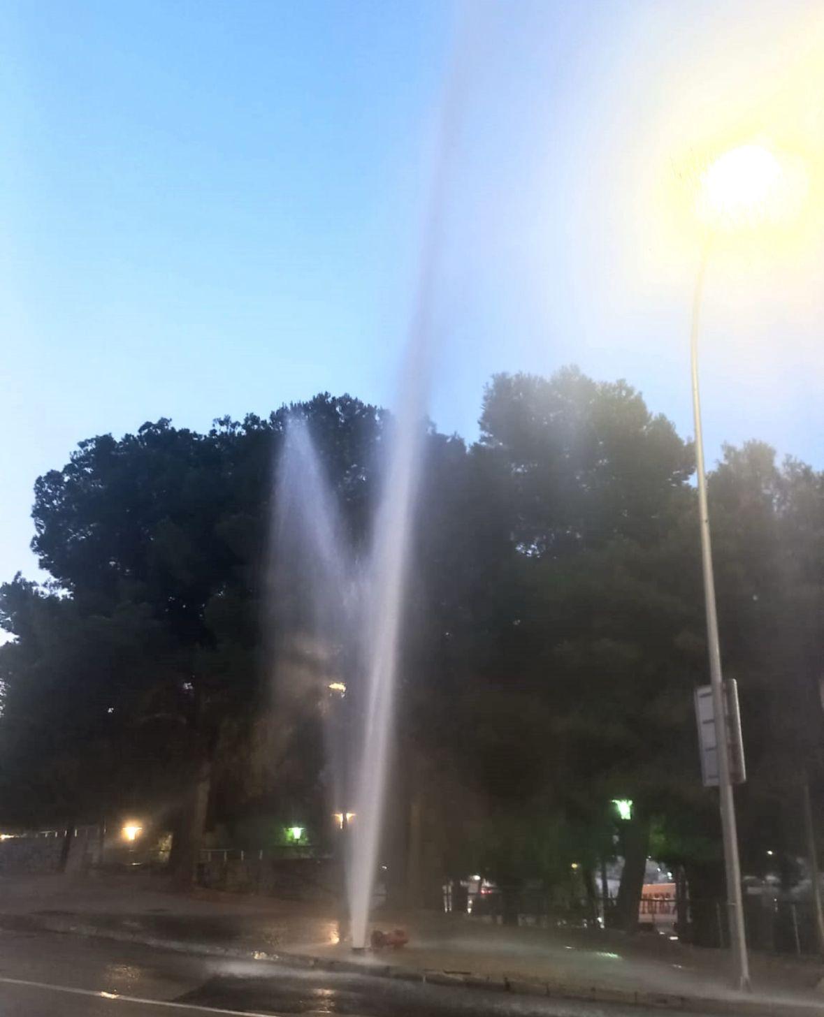 Espectacular escape de agua en Porto Pi tras el impacto de un coche que se dio a la fuga