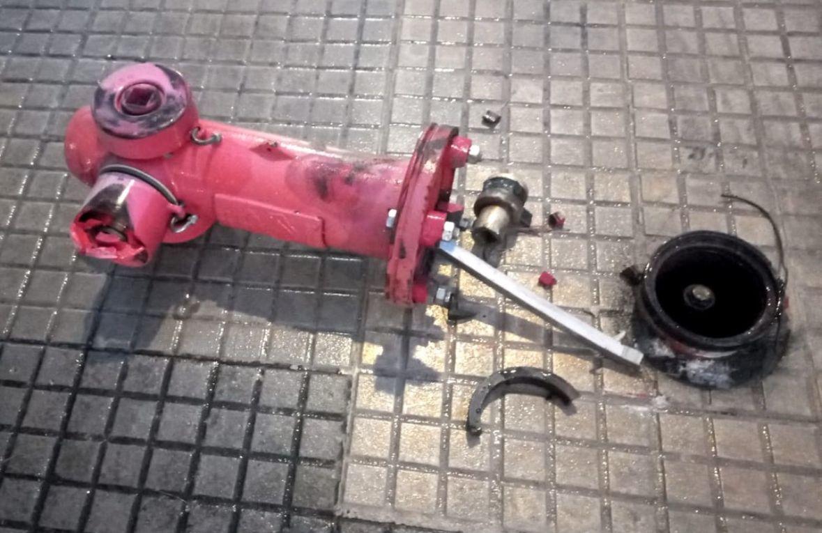 Espectacular escape de agua en Porto Pi tras el impacto de un coche que se dio a la fuga