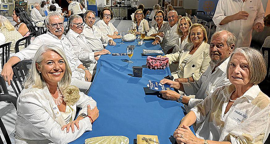 Rotarios del Juníper Serra, de solidario blanco