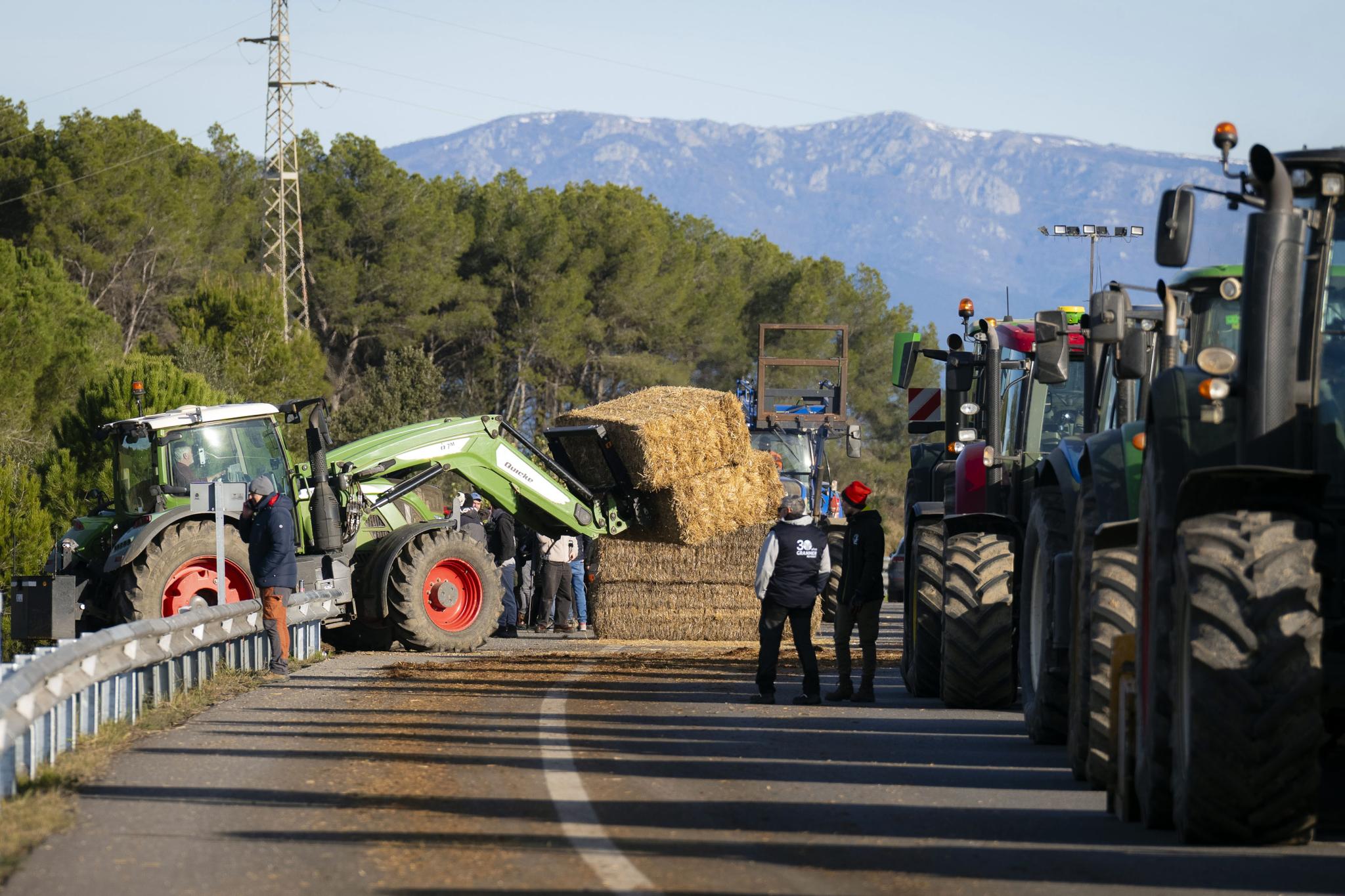 Agricultores de Girona cortan de forma indefinida la AP-7, la N-II y el ...