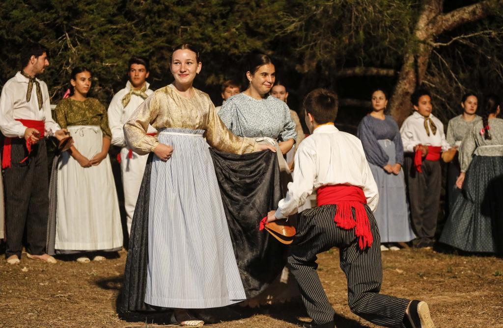 Fotogalería: Tradicional ‘ballada’ en el pou d’en Micolau