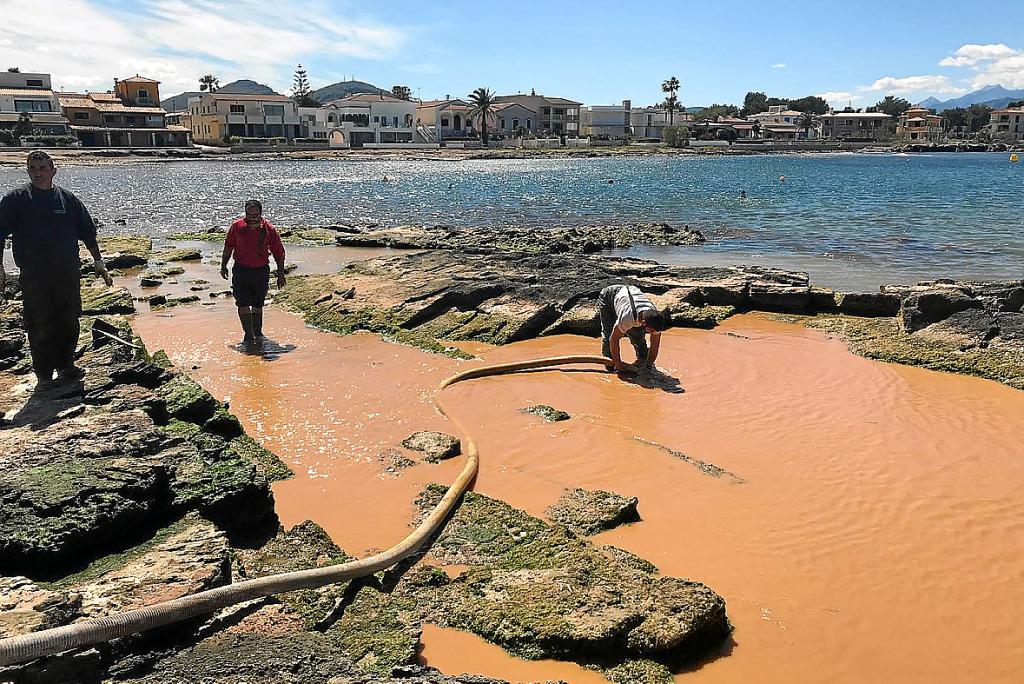 Comienzan a succionar los fangos vertidos al mar desde una obra en Es ...