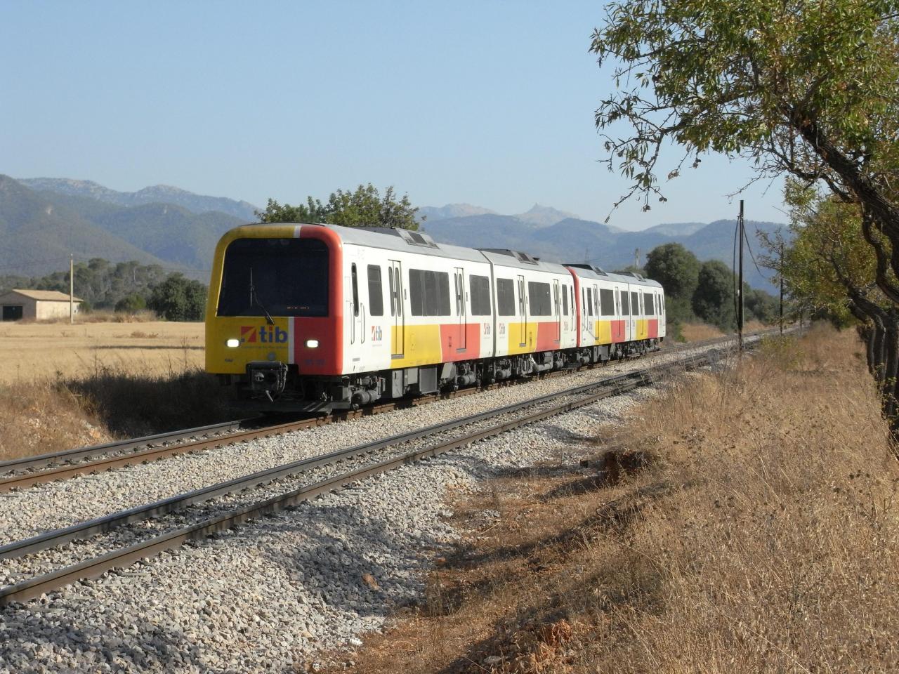 El último viaje de los trenes diésel de la serie 61 en Mallorca