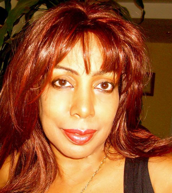 Victoria Miles, variado repertorio en el Syndicate Club