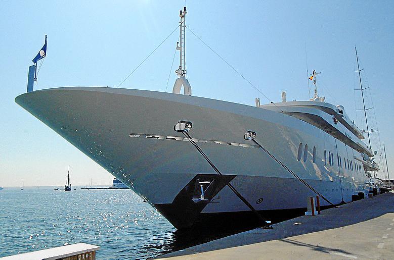 El megayate ‘Moonlight II’, del hijo del sultán de Abu Dabi, en Palma