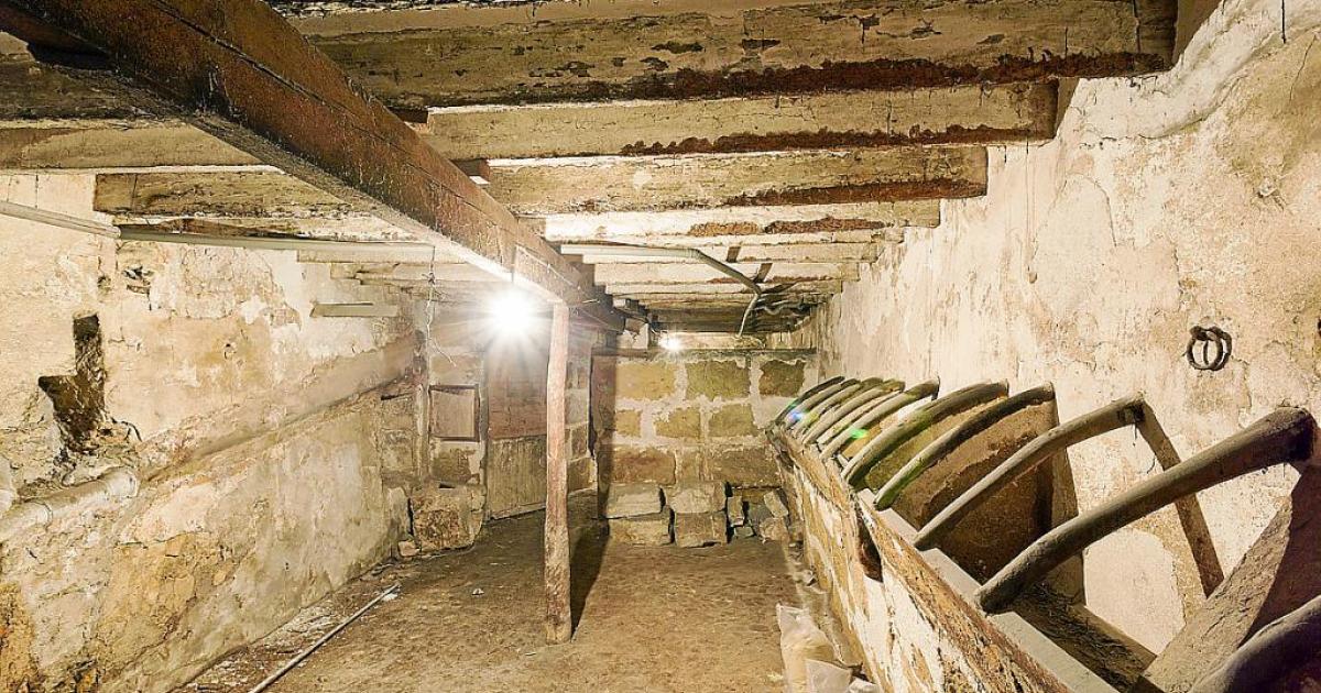 Hallan restos de pinturas medievales en los establos de Can Olesa