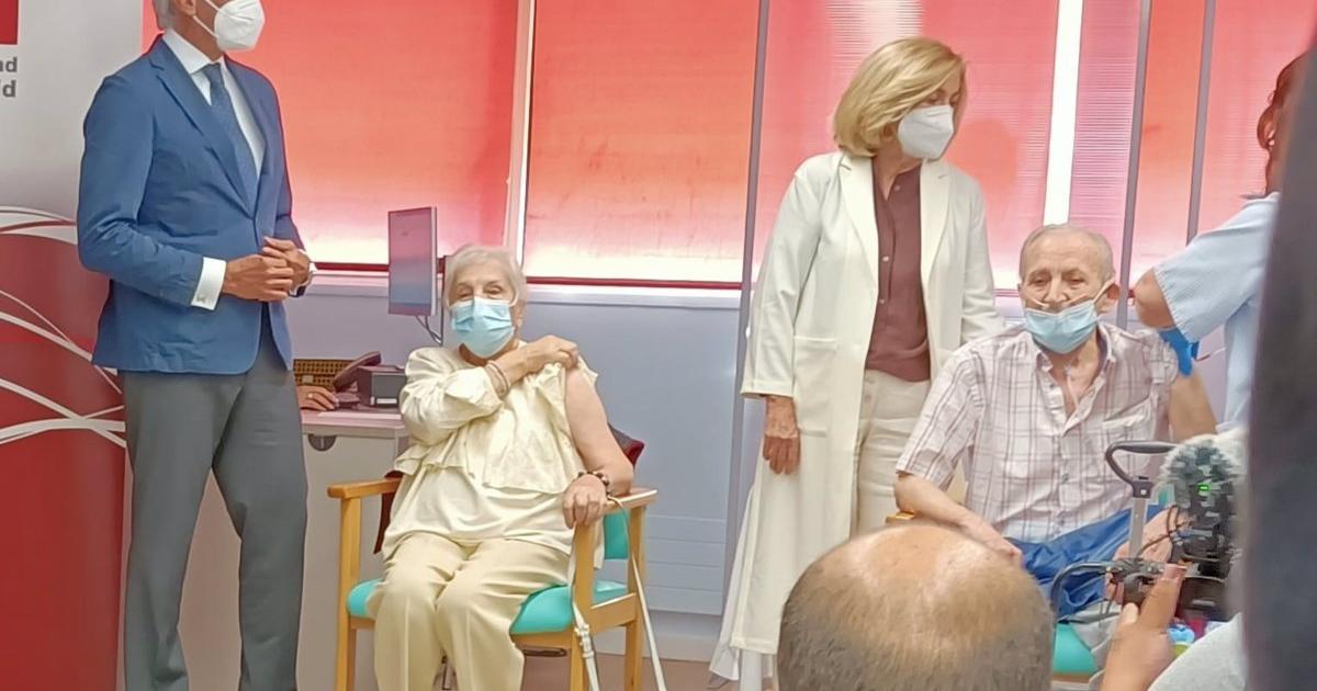 Nicanor y María, primeros en recibir la cuarta dosis dos años después ...