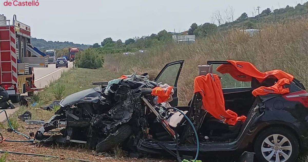 Un fallecida y siete heridos en un accidente entre dos coches y un camión en la Vall d'Uixó