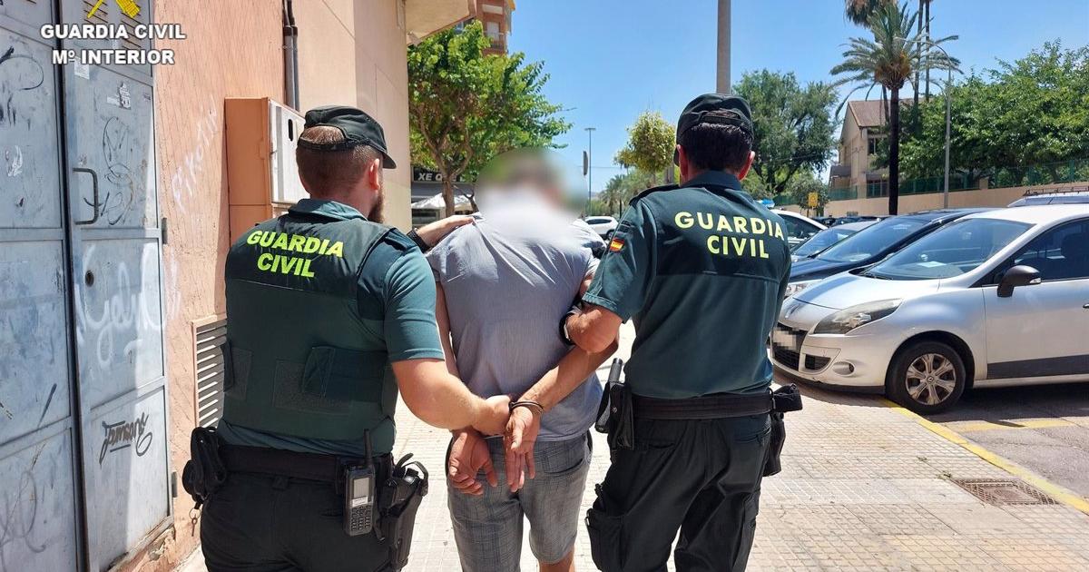 Detenido un hombre por agredir y amenazar a su pareja: le entregó una pala con la que sería ...