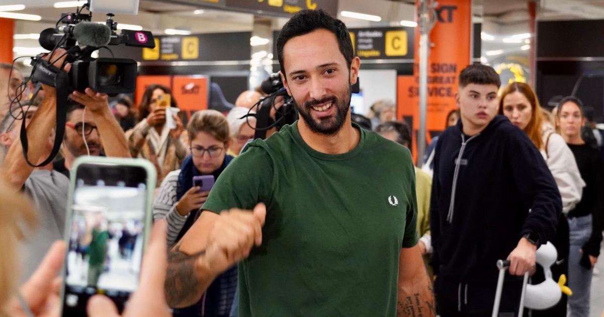 Valtònyc: Un espontáneo recibe al rapero con vivas a España y al Rey