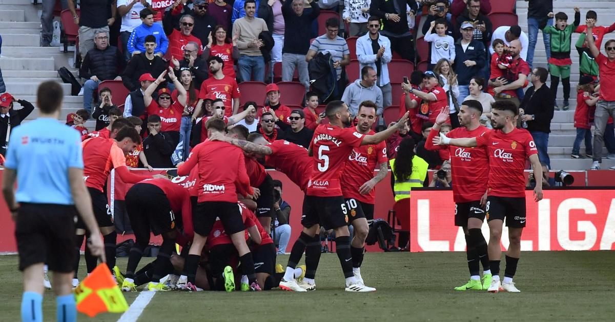 La plantilla del Real Mallorca celebra un triunfo que da «tranquilidad»