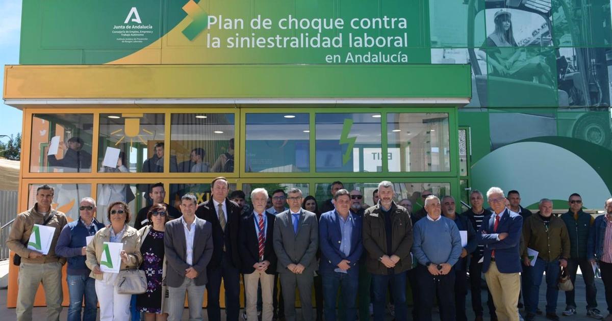 La unidad móvil de prevención de riesgos de la Junta realiza su parada ...