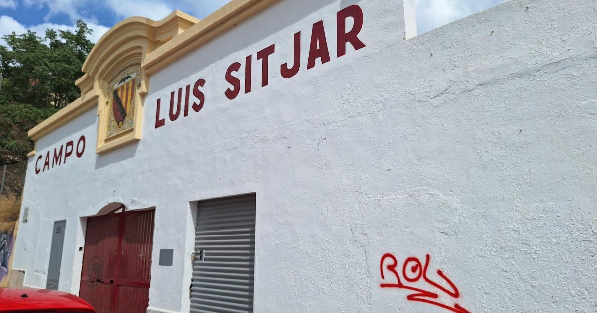 Palma | Pintadas en la fachada del estadio Lluís Sitjar