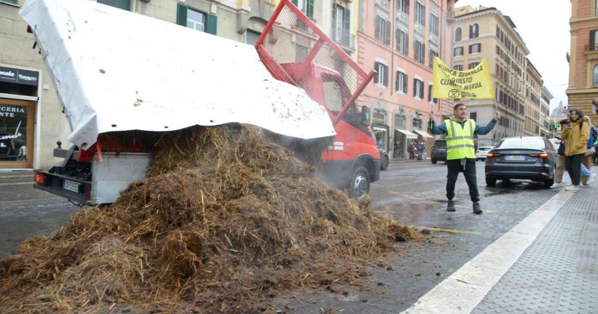 Ecologistas vierten 5.000 kilos de estiércol frente al Ministerio del ...