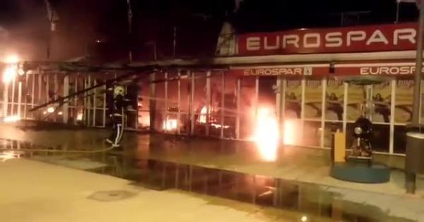 Un incendio calcina un supermercado en Playas de Muro