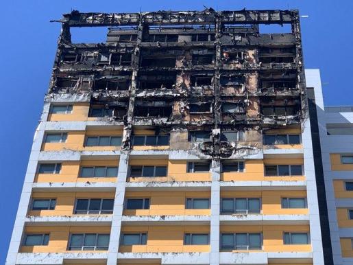 Incendio en Madrid: El fuego devora los pisos superiores de una torre
