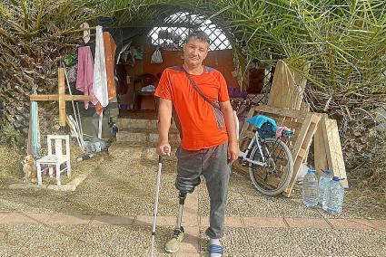 Pobreza en Mallorca | El hombre que vive entre dos palmeras