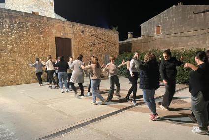 Las tradiciones renacen a ritmo de ‘ball de bot’ y música