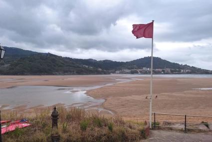 Baño prohibido en las playas vizcaínas de La Arena, Barinatxe ...