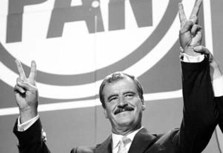 El populista Fox pone fin a 71 años de poder absoluto del PRI en México