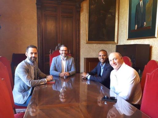 Andy Kohlberg y Maheta Molango visitan a Hila en Cort