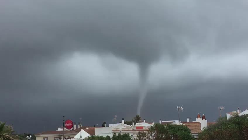 Espectacular paso de 'caps de fibló' por Menorca