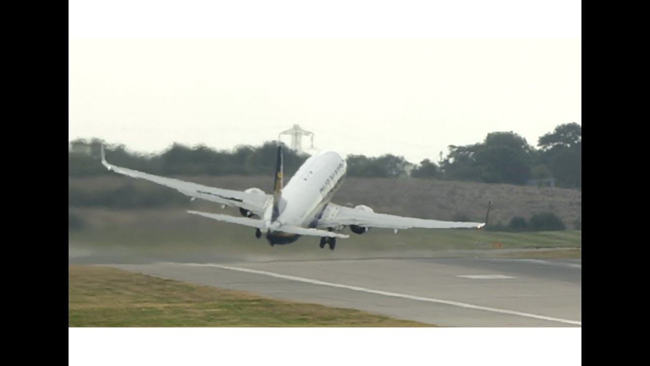 El espectacular despegue de un avión que lucha contra el viento