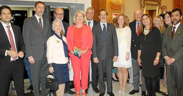 El cuerpo consular festeja la firma del Convenio de Viena